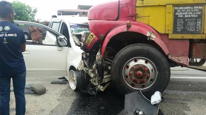 Accident & Tragic News in Malaysia: Kereta Perodua Alza dilanggar dari ...