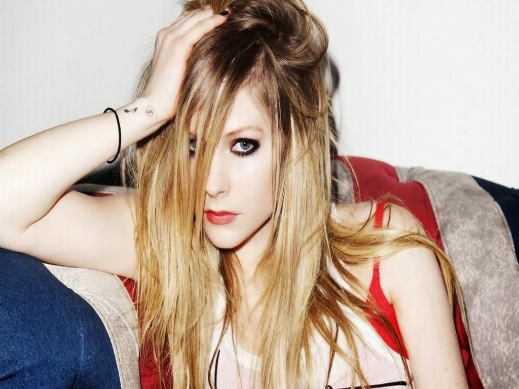 Avril Lavigne the Smokey Eye Makeup | Wallpapers Collection