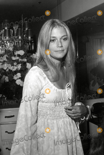Retro ACTIVE Critiques: Peggy Lipton –– The Prettiest + Coolest Lady