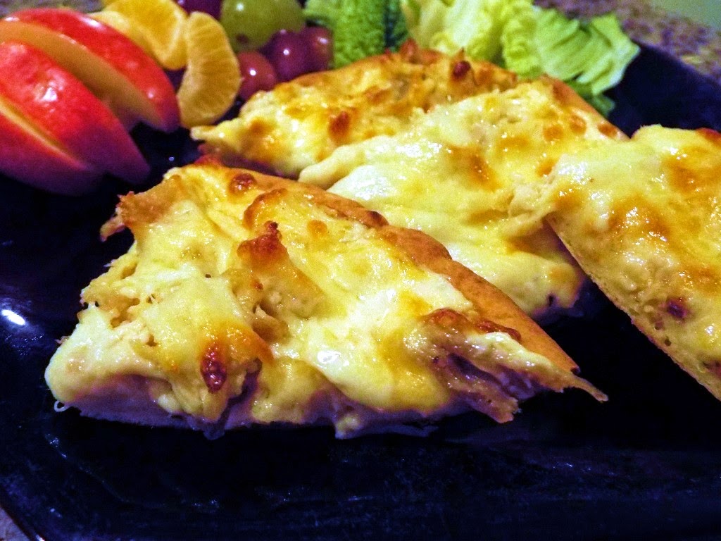 Clever, Crafty, Cookin' Mama: Cheesy Garlic Chicken Flat Bread