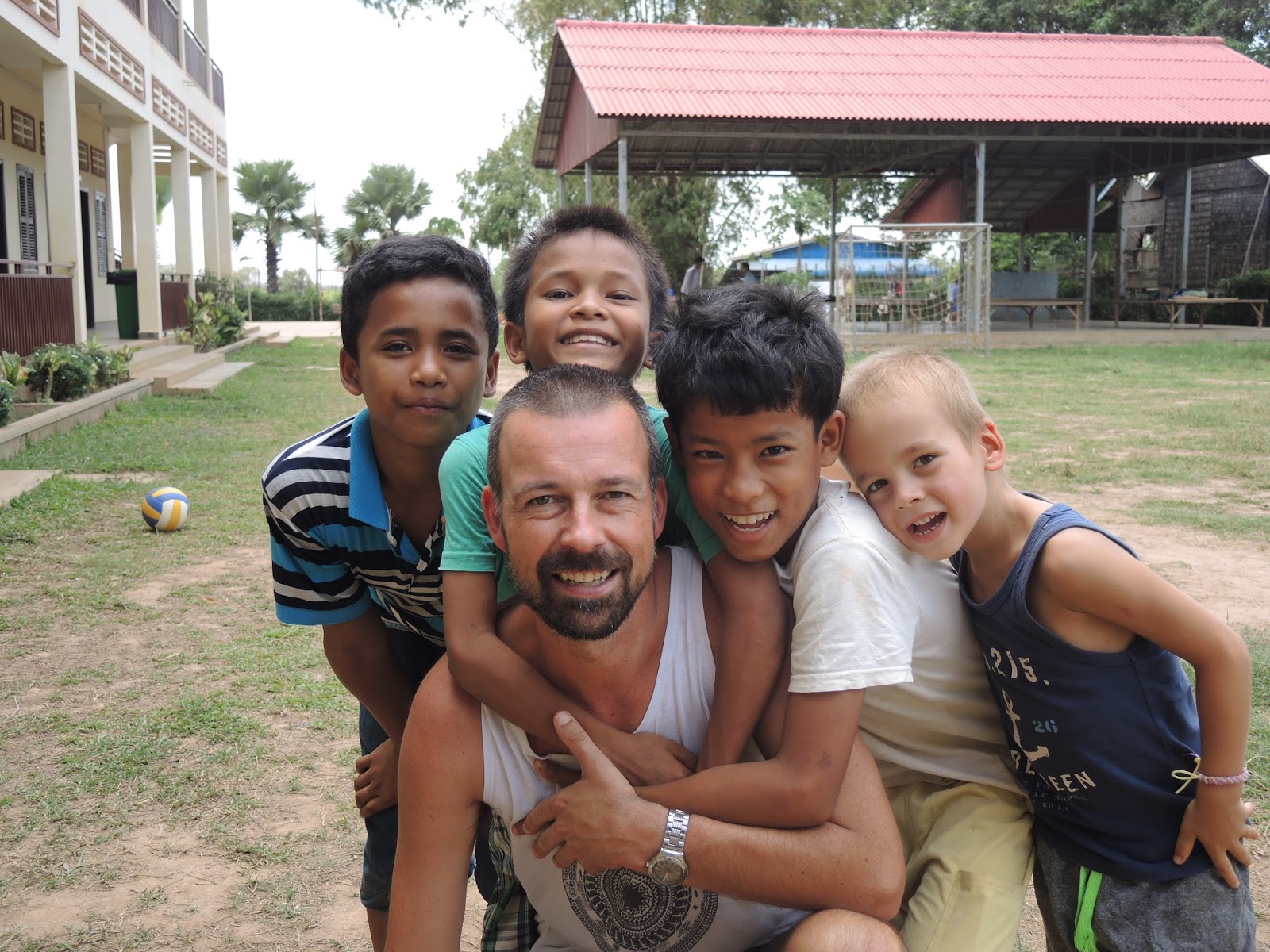 Gerrit, Tineke en Jack in Azië : Familie Vosters in Cambodja