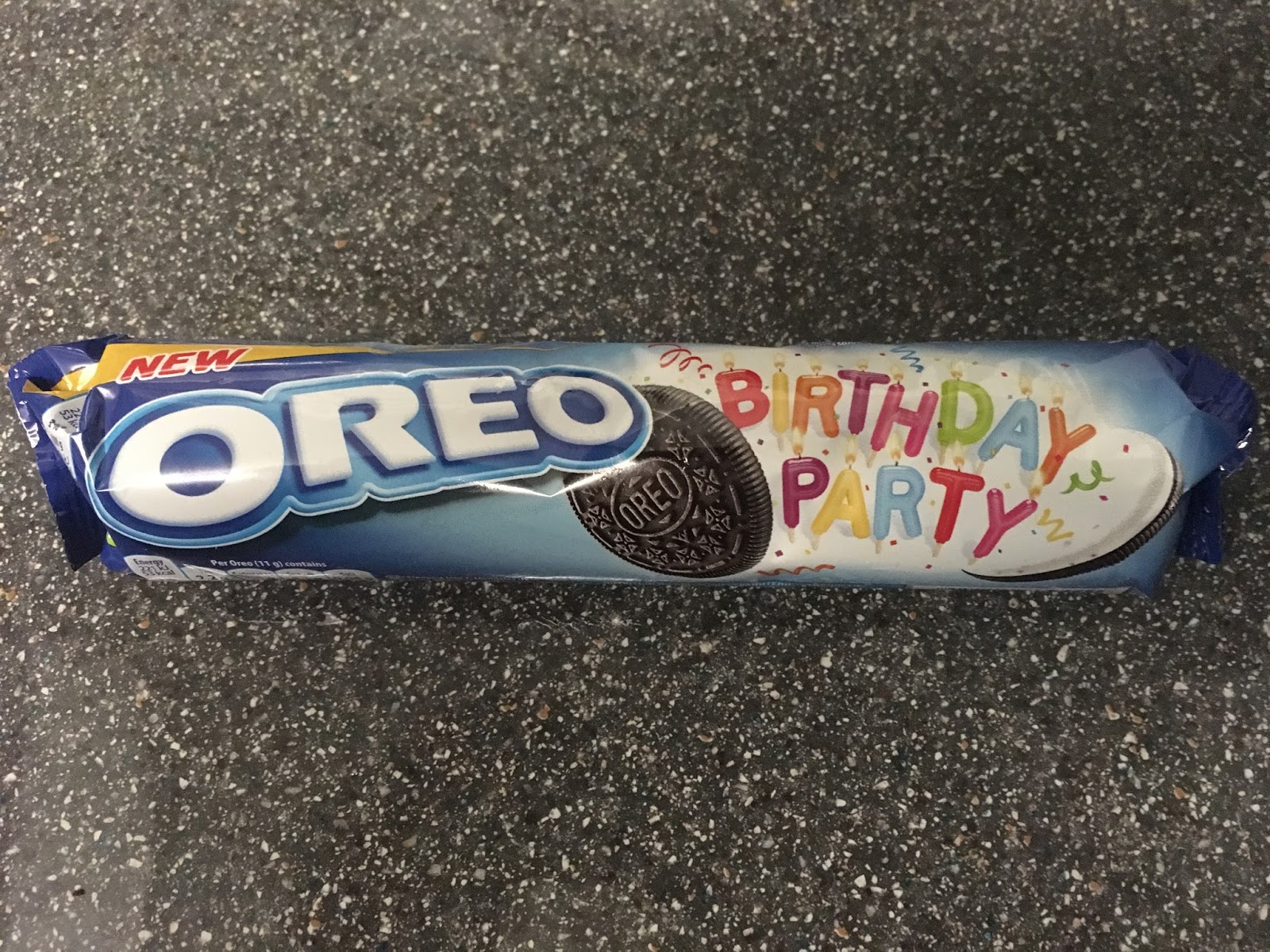 A Review A Day: Today's Review: Birthday Party Oreos