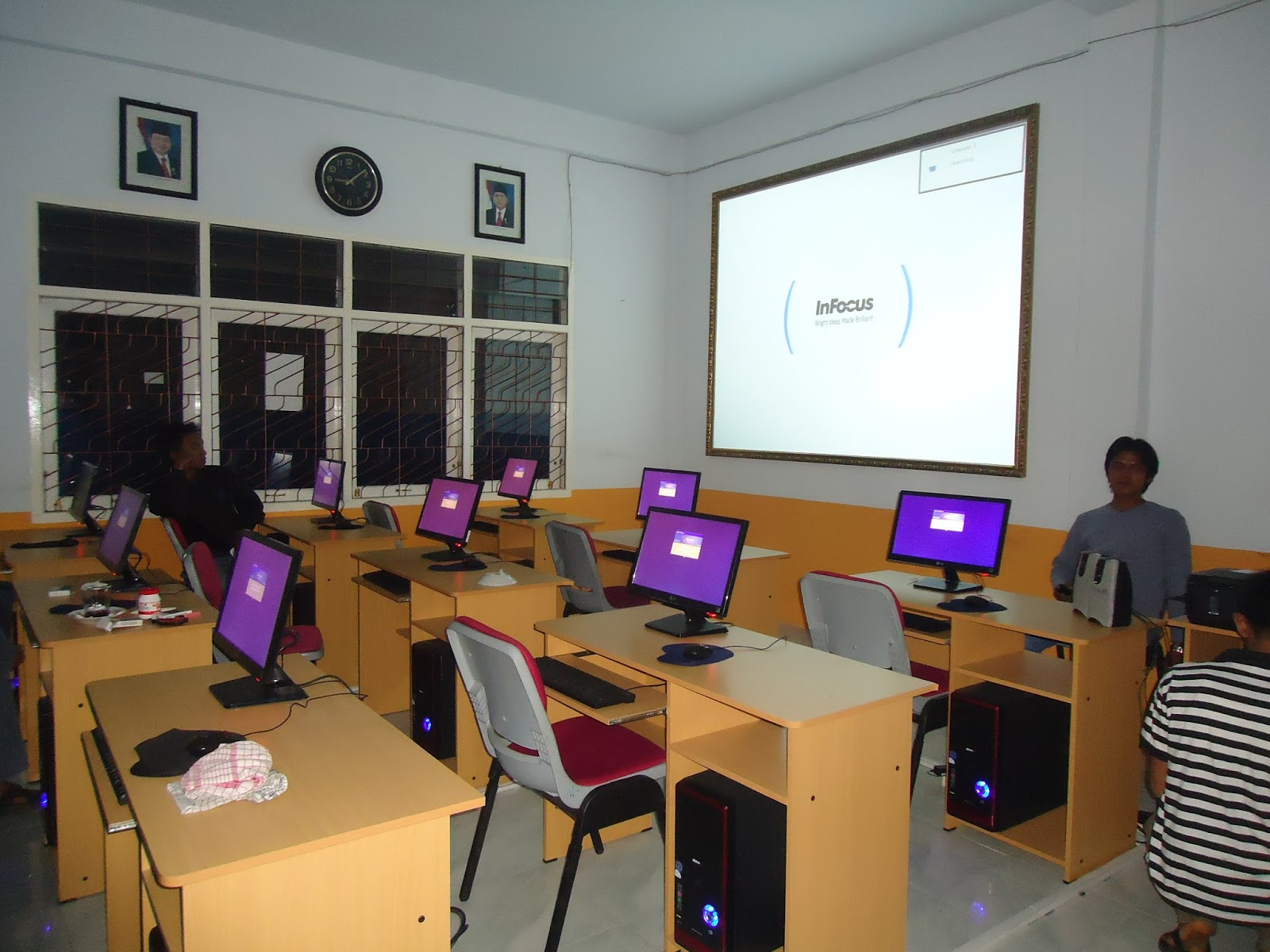 LABOR KOMPUTER MDA DINIYAH SARIAK