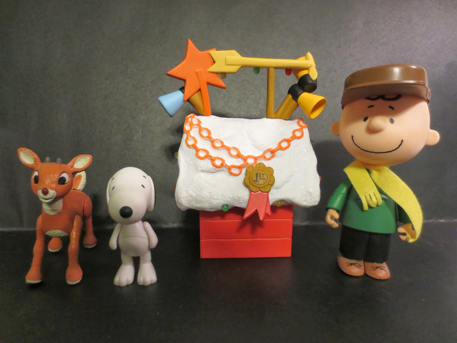 Action Figure Barbecue: Action Figure Review: Snoopy's Doghouse Display ...