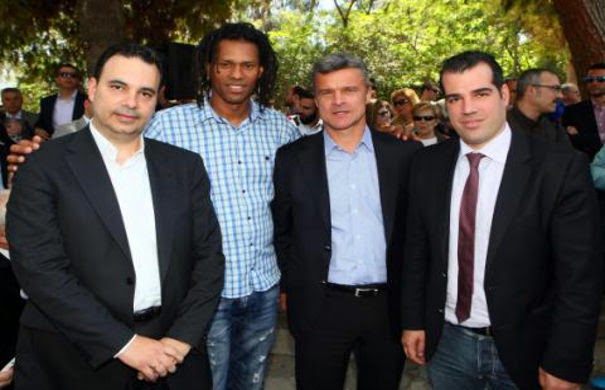 Ε, ΡΕ ΓΛΕΝΤΙΑ!!! ΤΟΥΣ ΕΝΩΣΕ Ο ΑΡΟΥΛΗΣ... ΤΟΝ ΖΑΚ ΛΕΒΗ, ΤΟΝ ΚΡΙΣΤΟΦ ...
