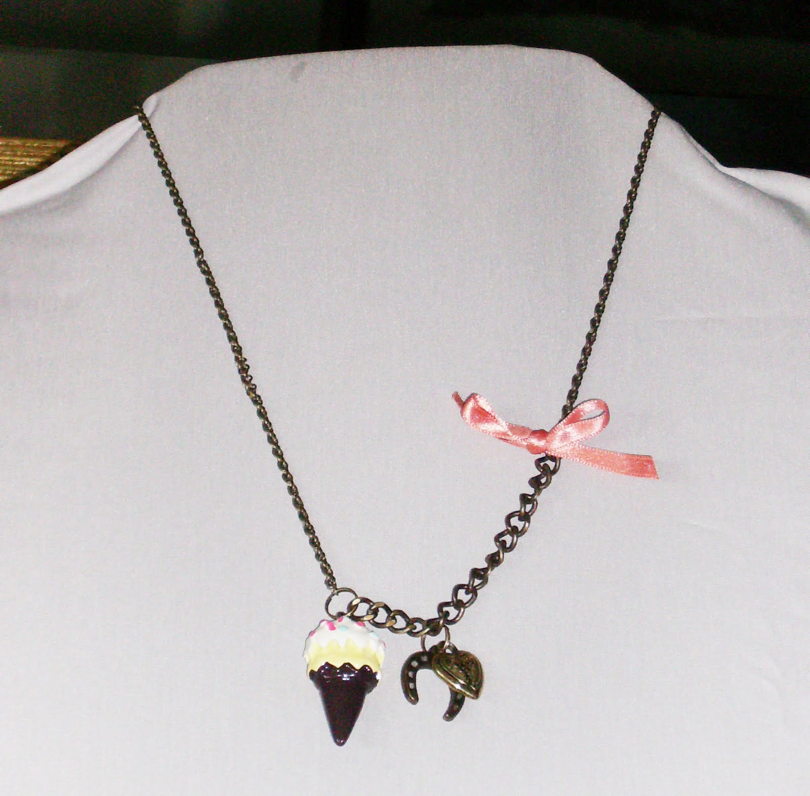 Expressões Criativas: Colares com pendentes diversos