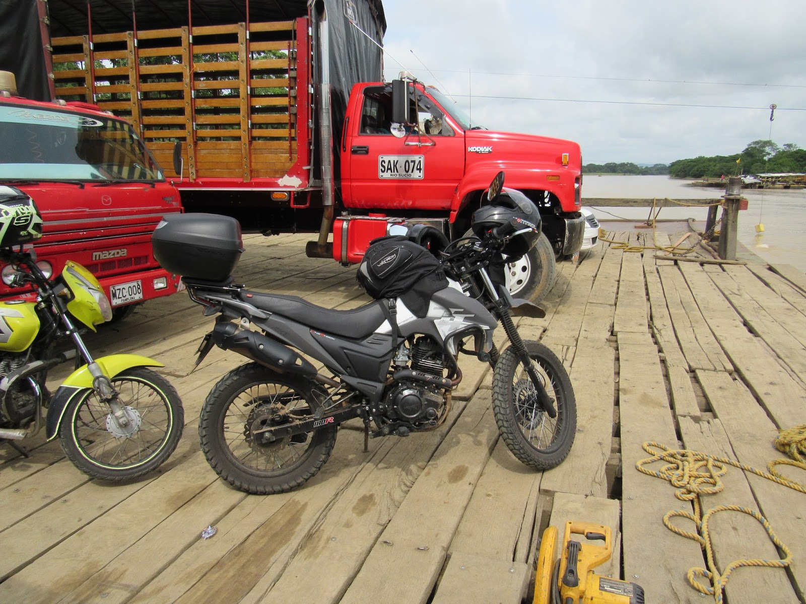 VIAJANDO EN MOTO: TT R 180 AKT