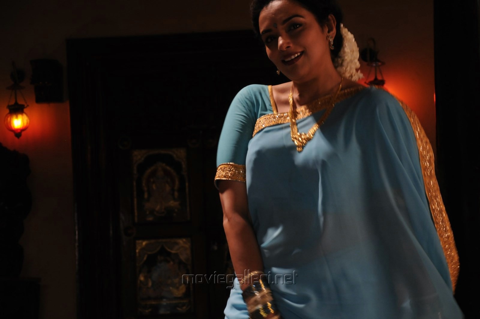 Shweta Menon Sizzling In Saree - KOLLYWOODLIVE