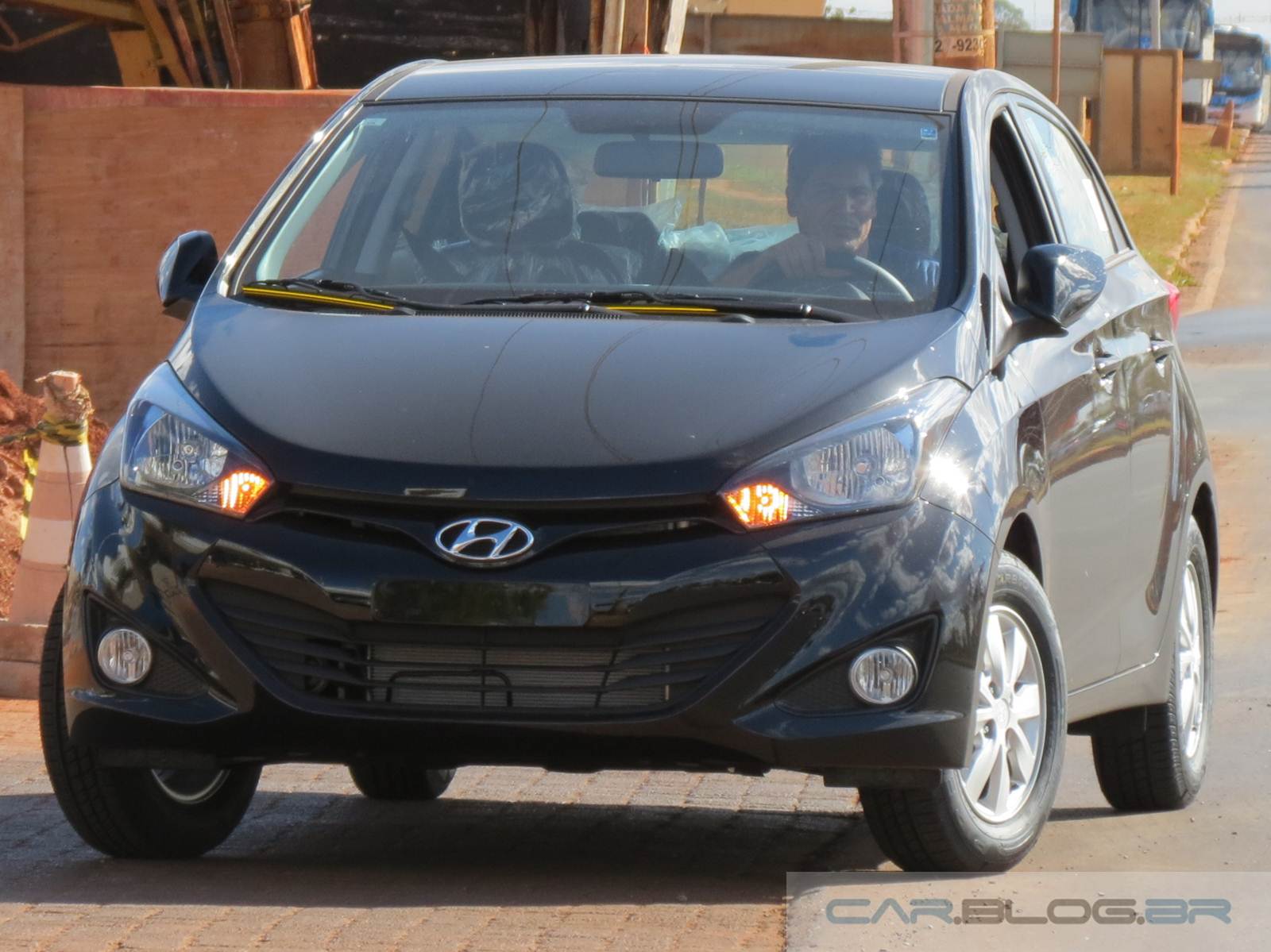 Hyundai HB20 2015: fotos do carro em concessionária