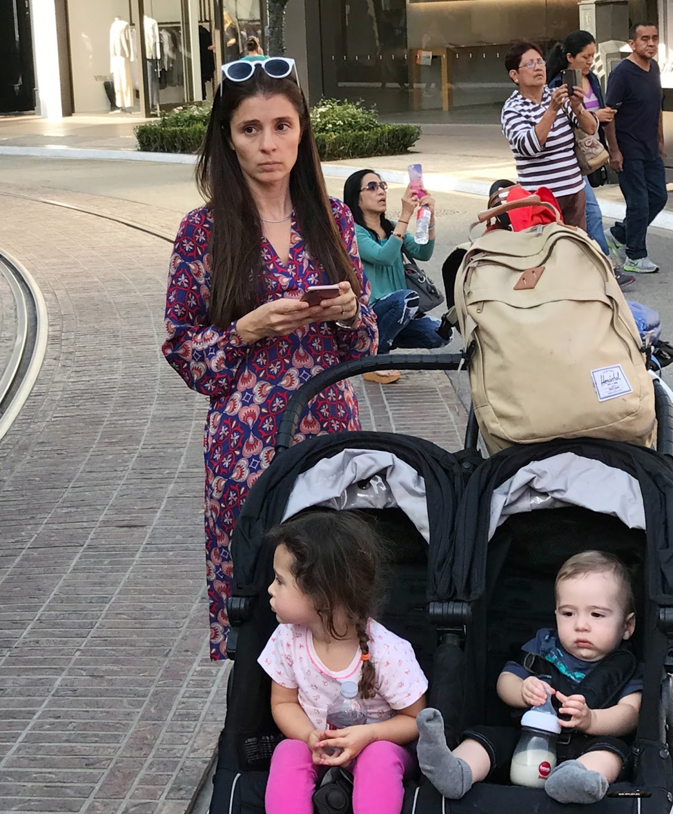 Shiri Appleby || Shopping with her kids in Los Angeles | November 04 ...
