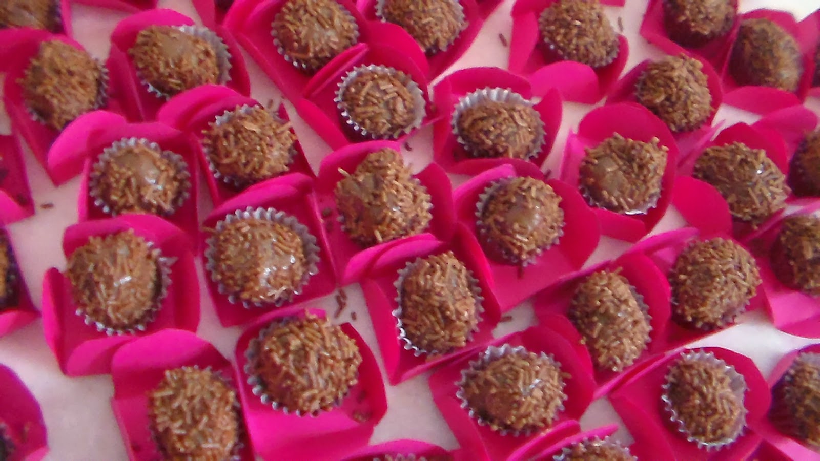 Blog da Laura Resende: Como fazer forminha de brigadeiro quadrada