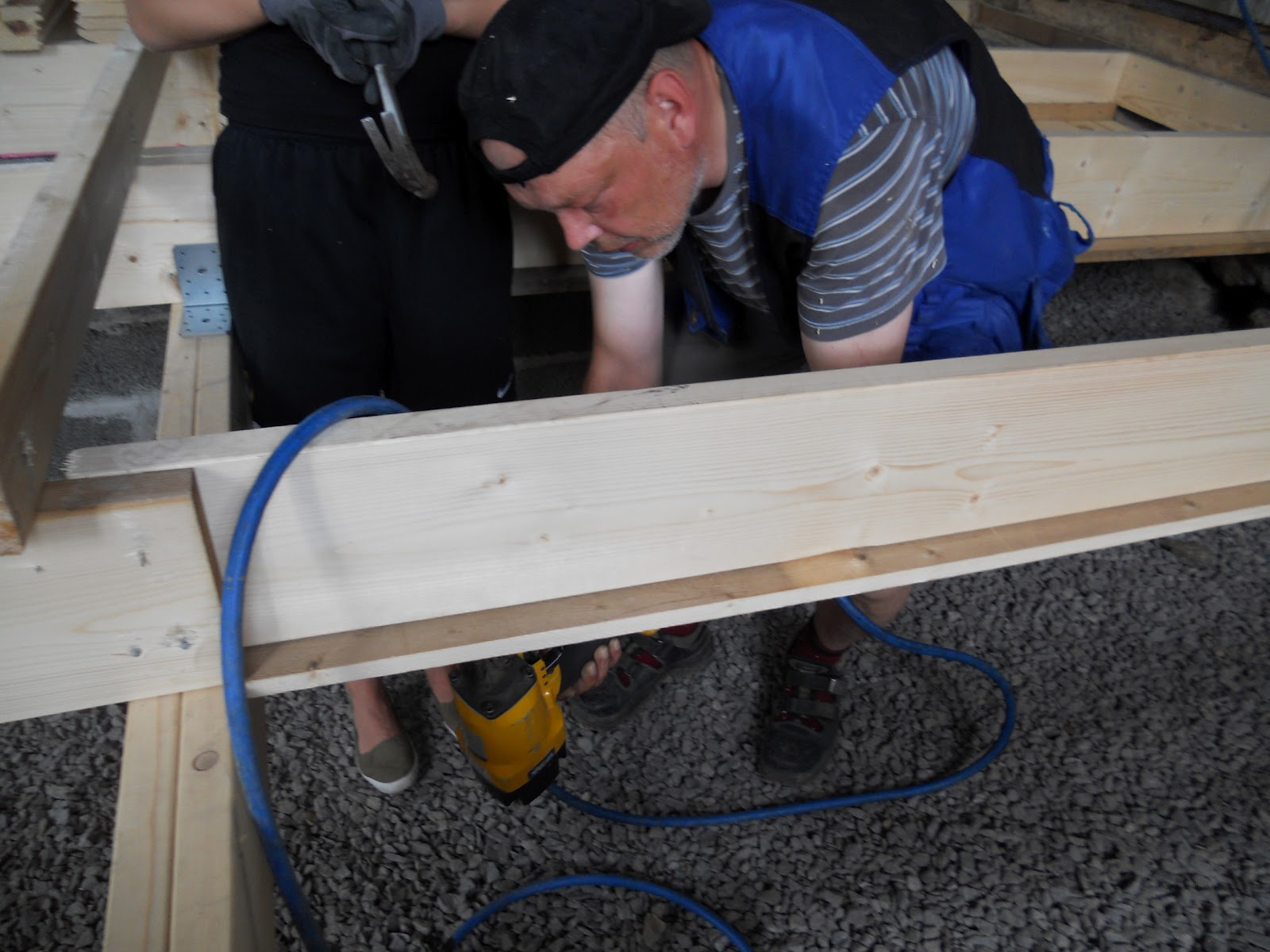 Tuparati ja umpipiha: Rossipohjan rakentamista.