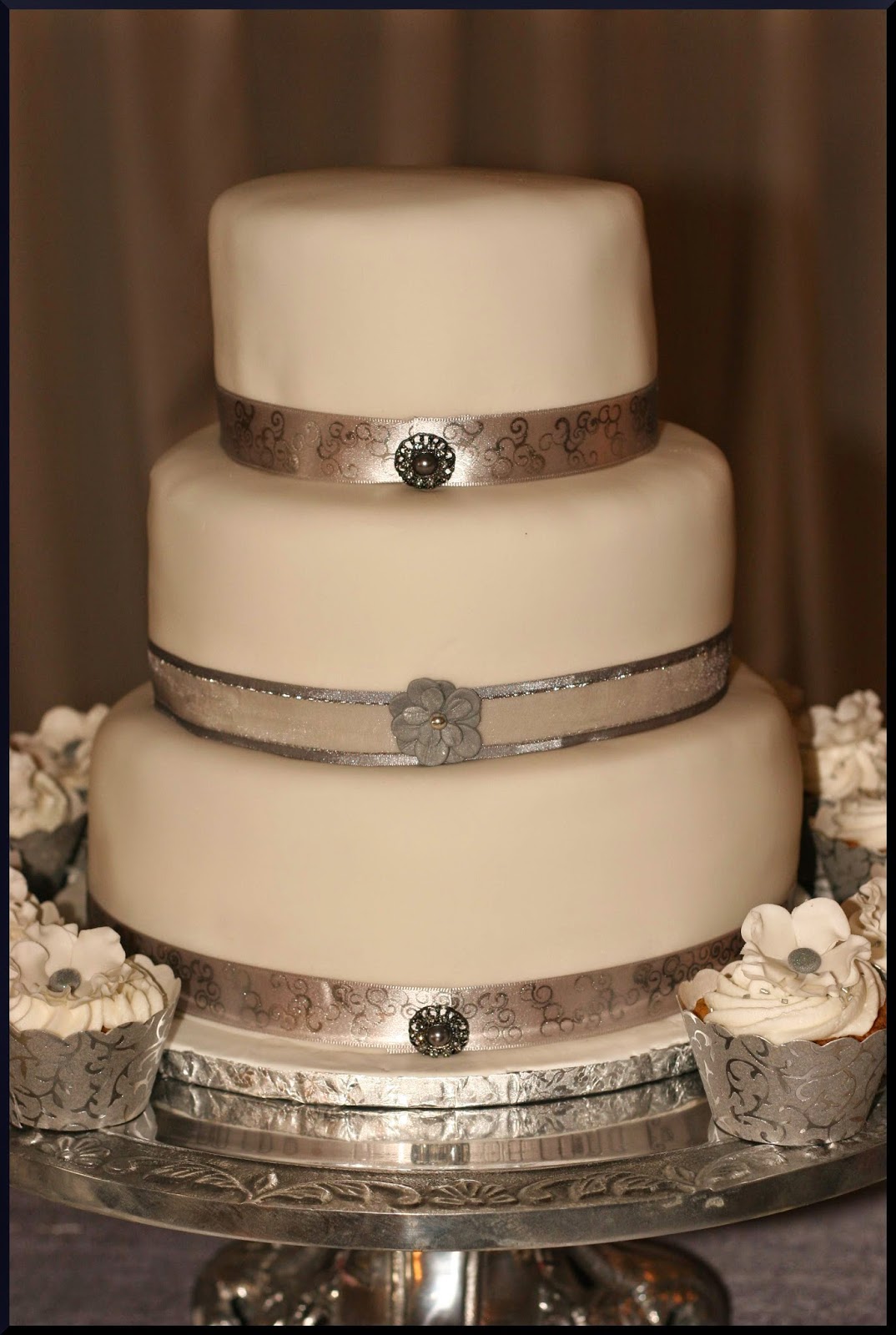 Koekerasie: Silver and white dessert table