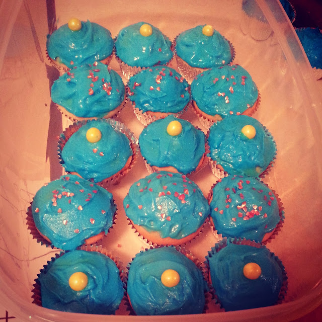 Majesty Bakes Cakes: Mini Vanilla Cupcakes with Bright Blue Buttercream!