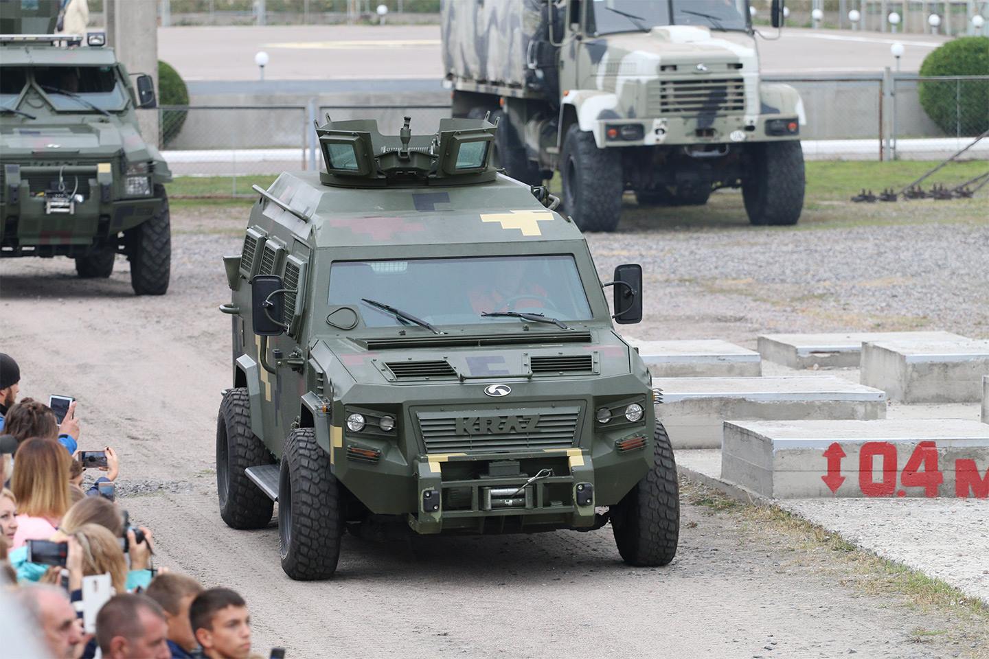 Демонстрація можливостей КрАЗів на полігоні (ВІДЕО)