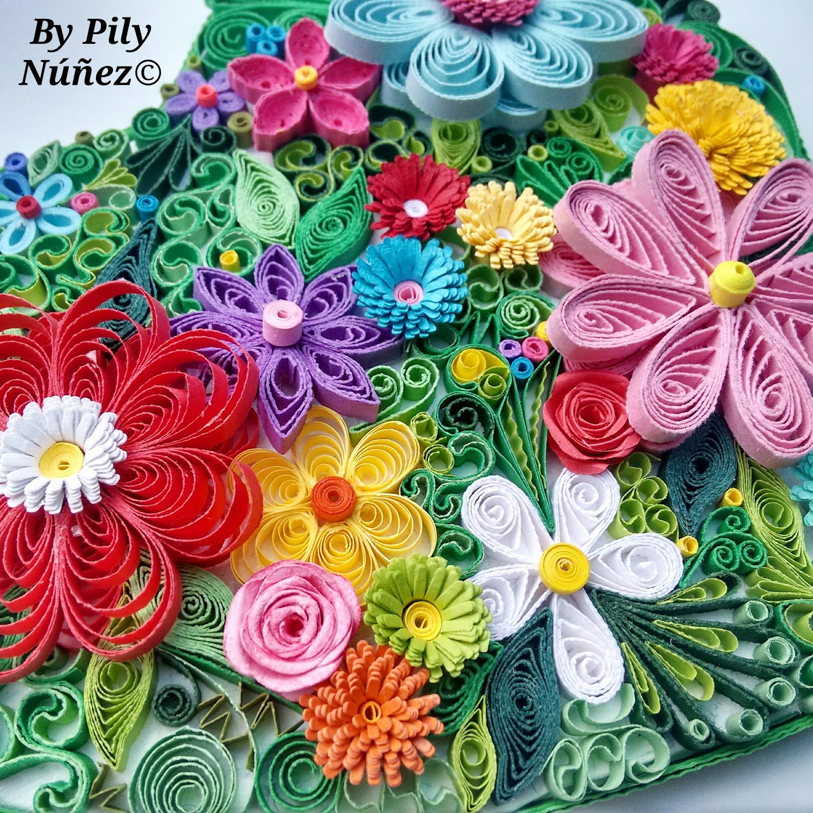Flores en filigrana en papel - Flowers in quilling paper (By Pily Núñez)