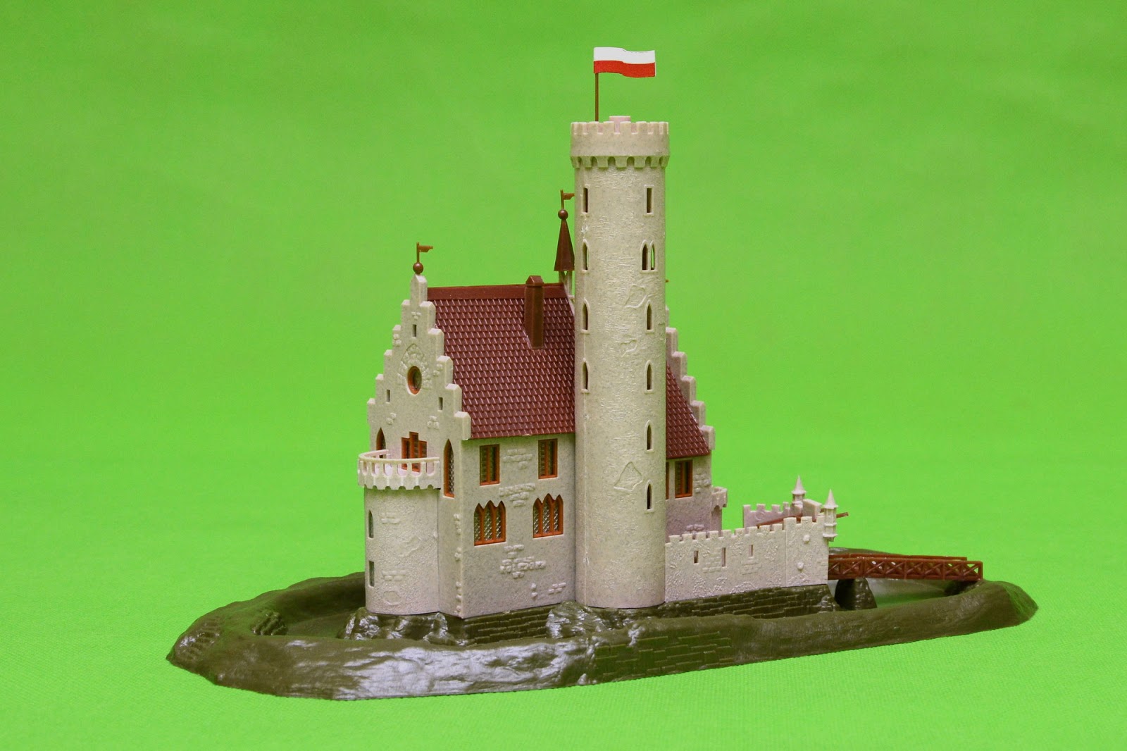 My Miniature Worlds: Faller 232242, N-scale moated castle