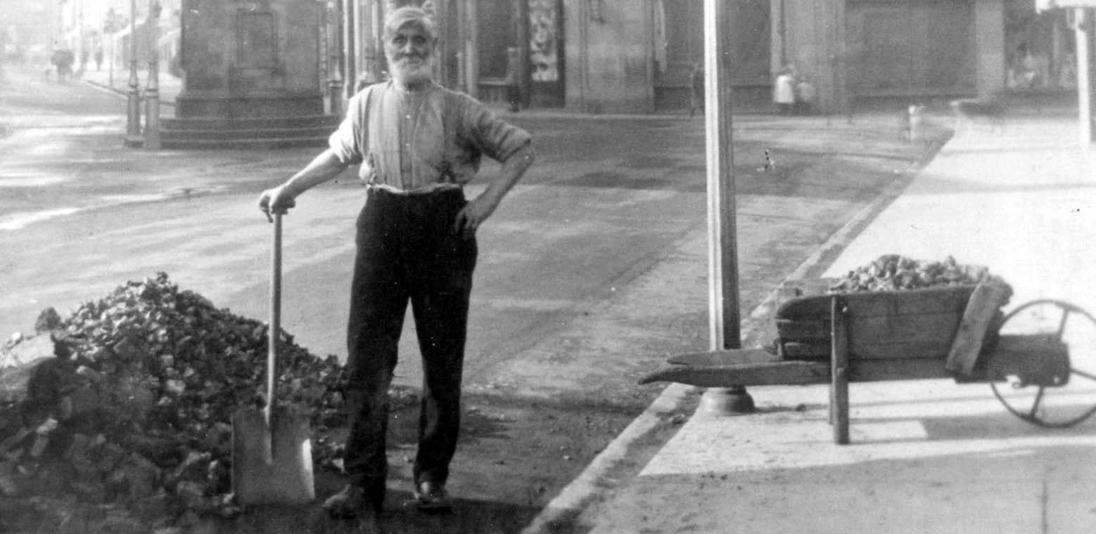 Tour Scotland: Old Photograph Irish Road Worker Glasgow Scotland