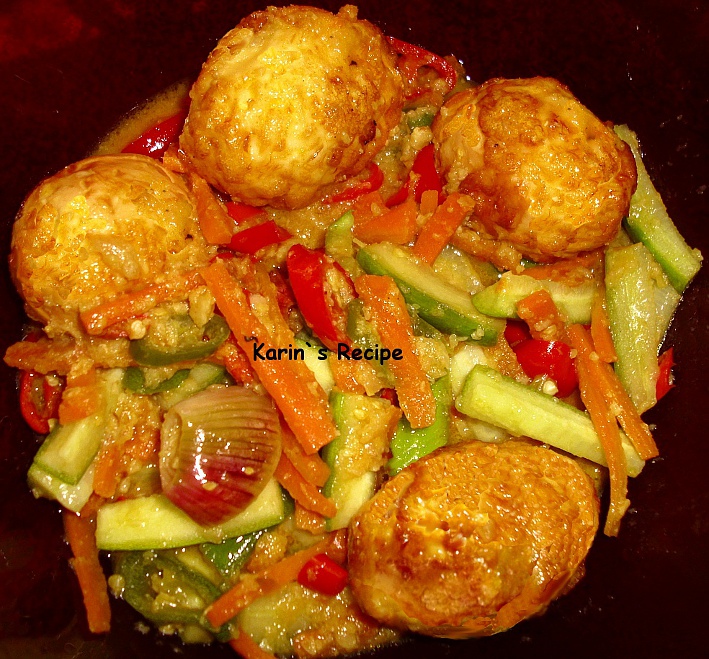 Karin's Recipe: Pesmol Telur Goreng (Fried Eggs with Pickled Vegetables)