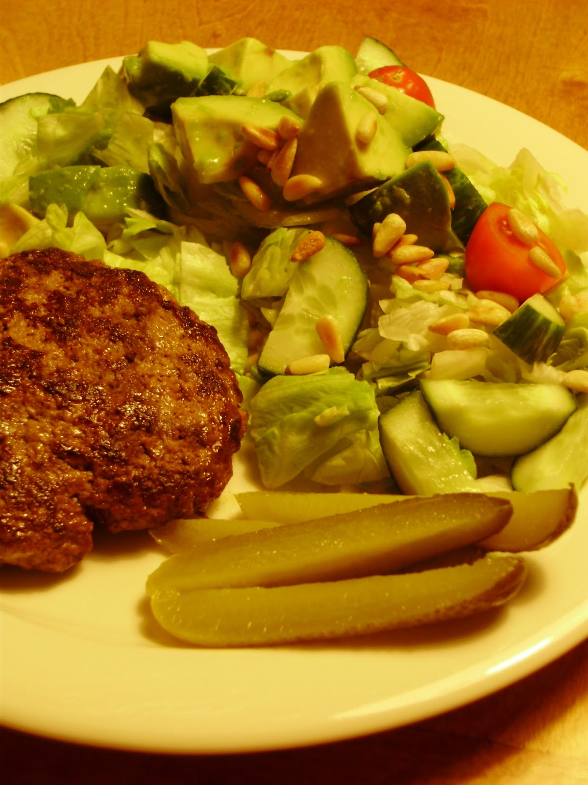 Jokkerin ruokatorvi: Tuhti jauhelihapihvi ja ruokaisa salaatti