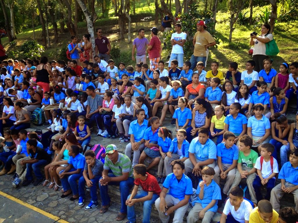 santiago30caballeros.com: MONUMENTAL FM LLEVA ALEGRIA A NIÑOS DE JANICO