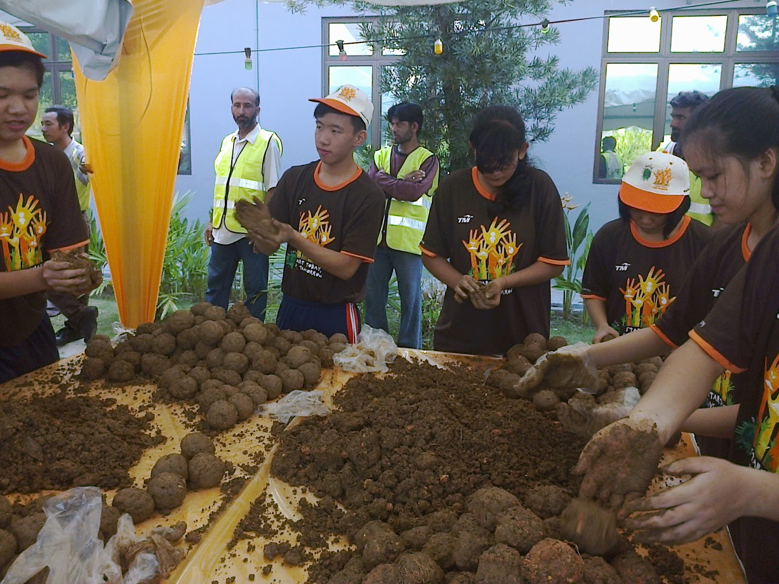 LESTARI SMK TAMAN DAYA 2 : Pertandingan EM Mudball sempena 'Hari Bapa ...