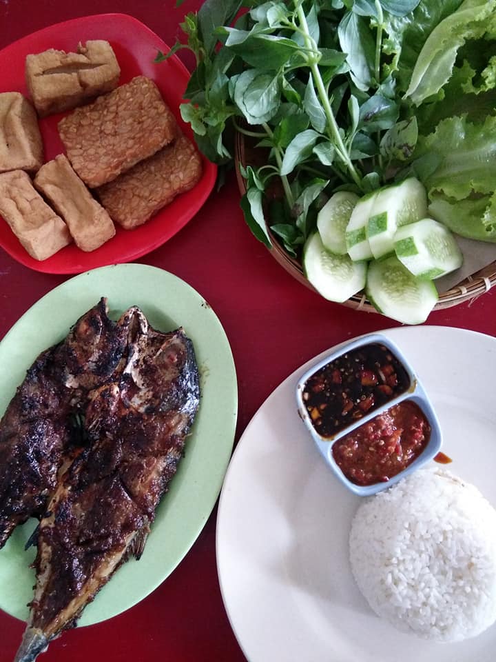 Kedai Ungu yang Serba Ungu