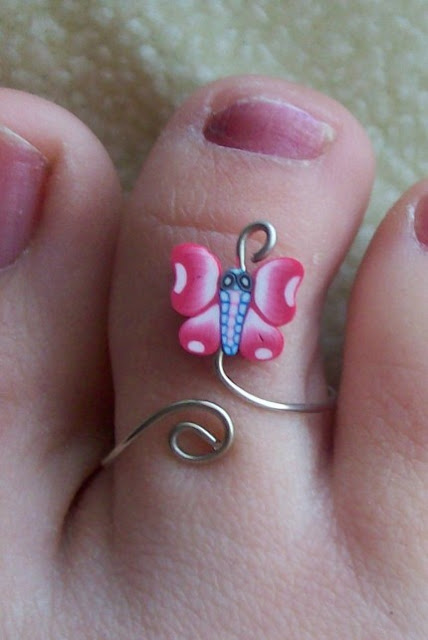 Girls Beautiful Feet and Cute Butterfly Toe Ring | Girls Fashion Magazine