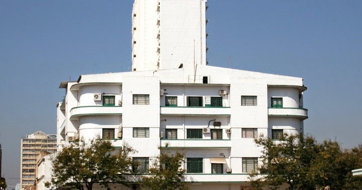 Edifício dos CFM art deco modernista na Praça dos Trabalhadores, Maputo.