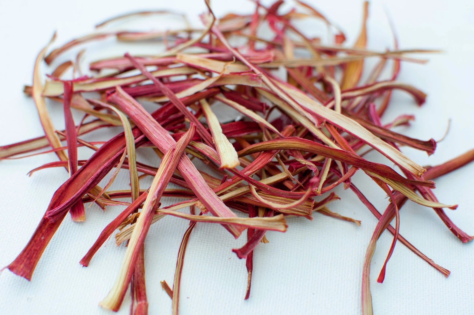 Kreativ Tankeknips: Rabarber i lange stængler. Tørrede rabarber.