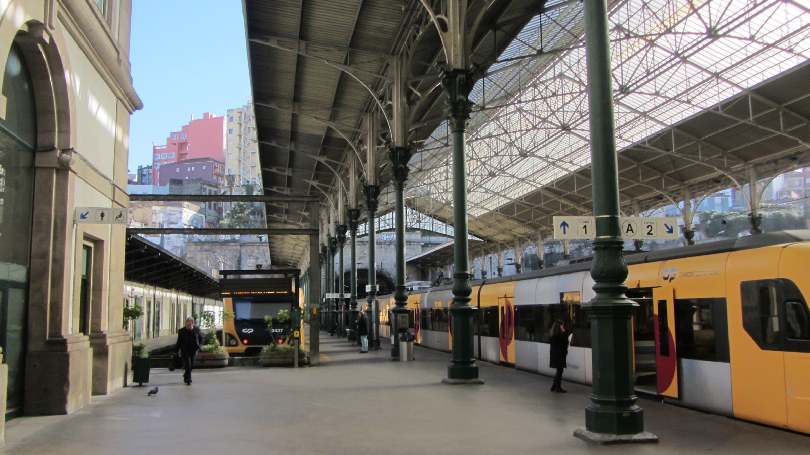 railway stations: Portugal: Porto Sao Bento (Estação São Bento)