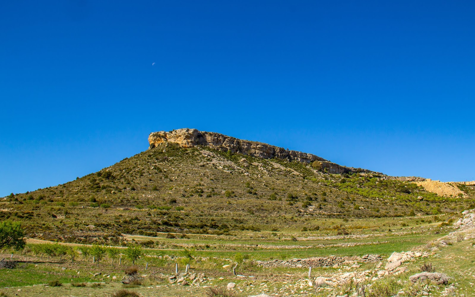 LA MOLATA DE CHARÁN Y LA CASCADA DE HONDARES DESDE LAS CASICAS DEL PORTAL.
