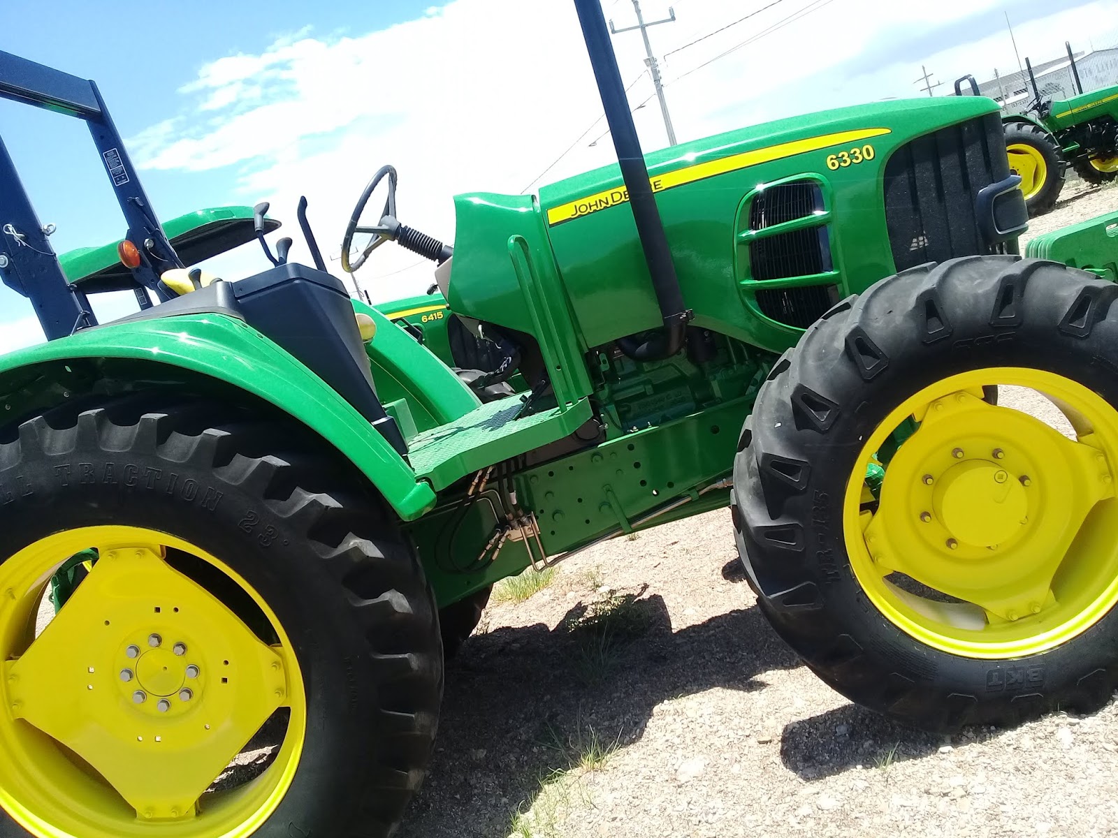 MAQUINARIA AGRICOLA INDUSTRIAL: Tractor John Deere 6330 $25,500 Dlls.