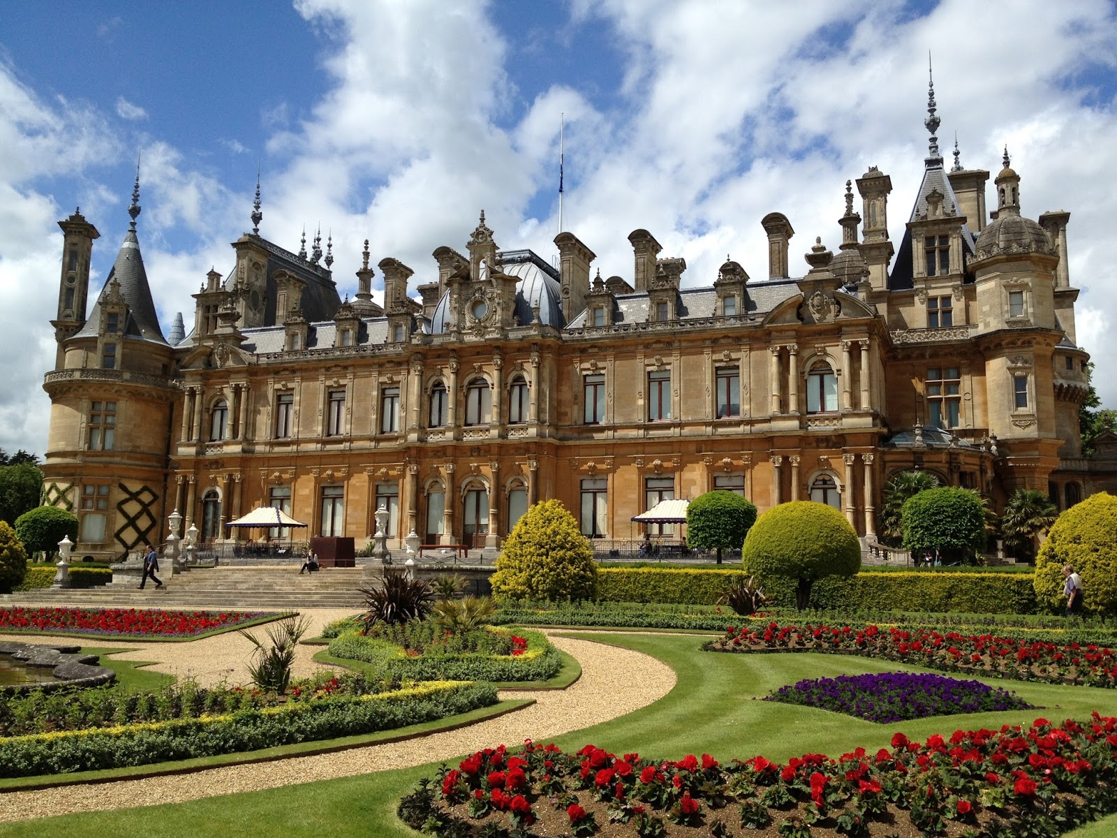 loveisspeed.......: Waddesdon Manor is a country house in the village ...