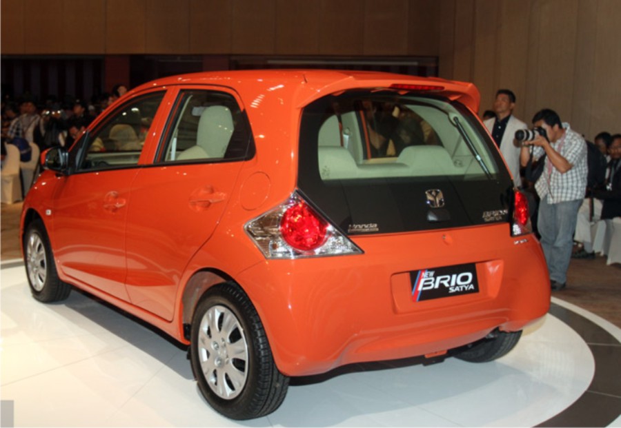 Dunia Otomotif: Bunga Melati Jadi Logo Honda Brio Satya