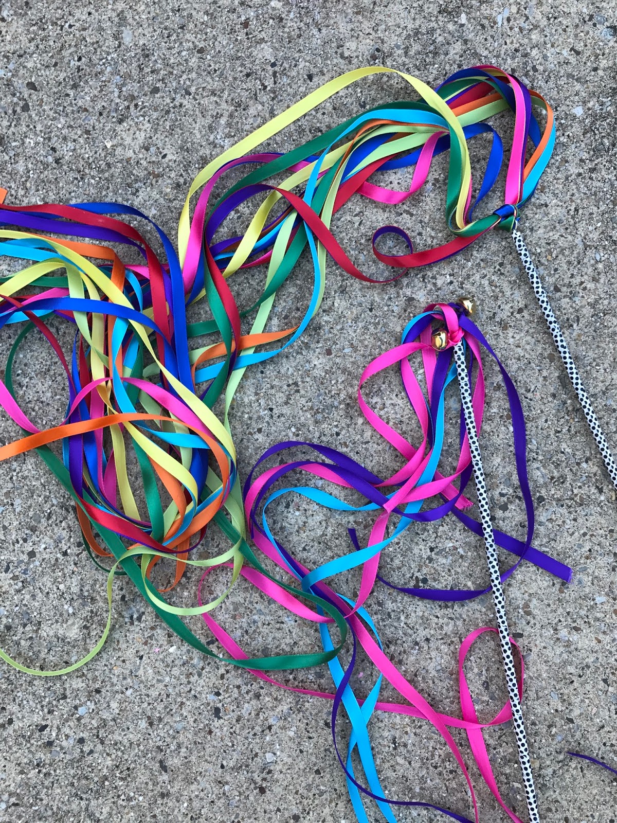 Momfessionals: Easy Ribbon Wands