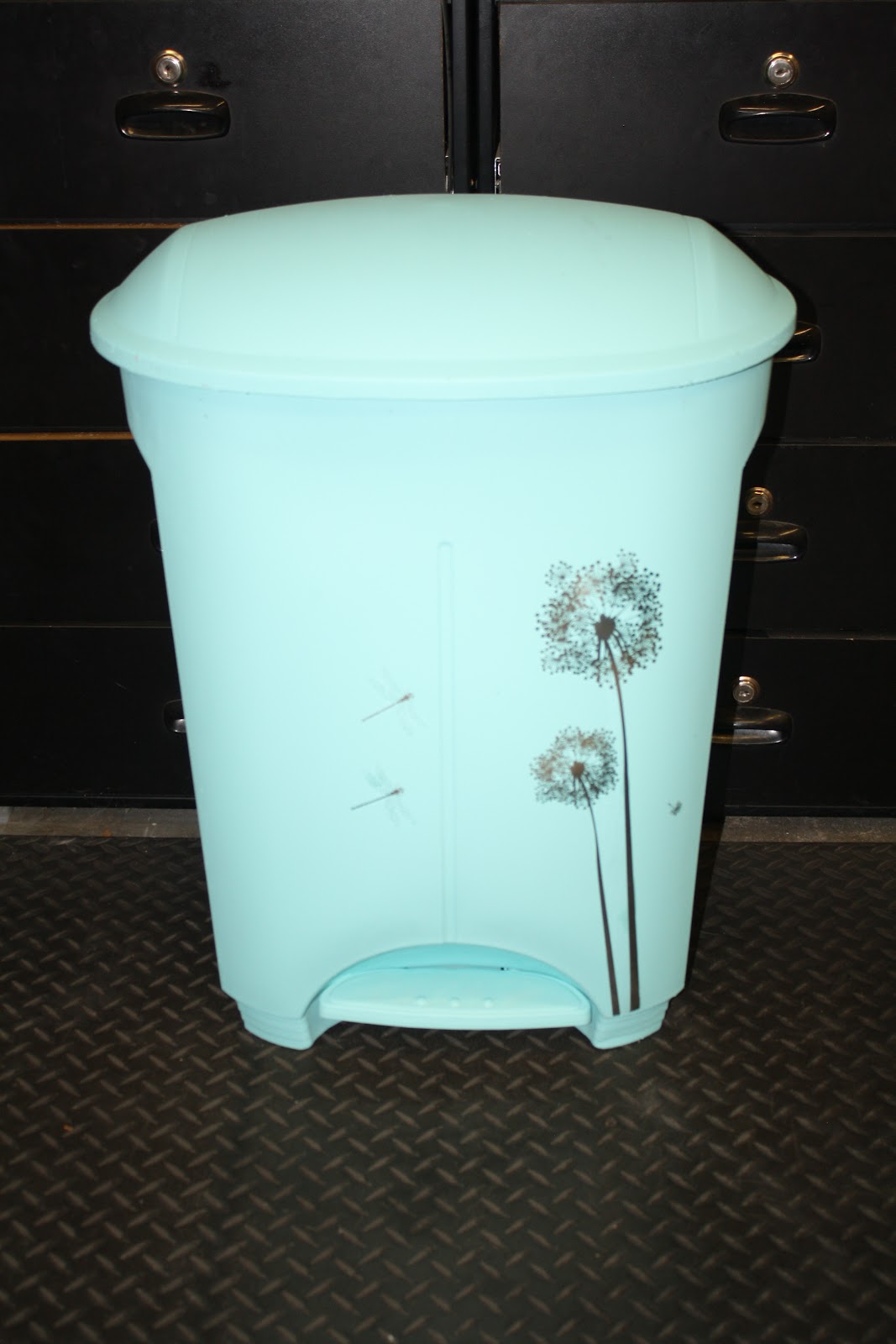 Crafty Momma: Painting/Updating your Trash Can!