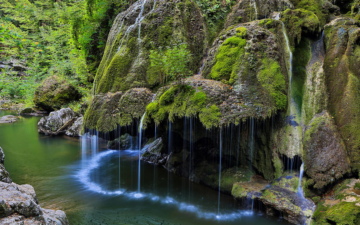 Hidden and little known places: Dazzling waterfall in Romania,Izvorul Bigăr