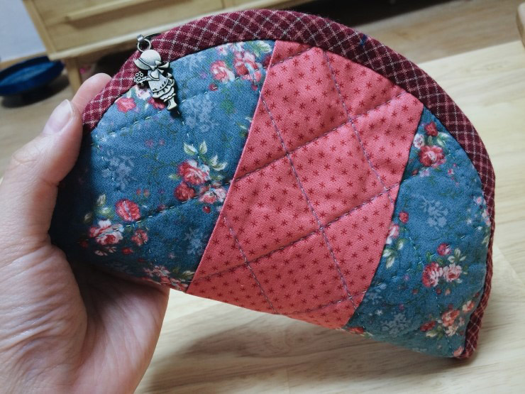 Quilted Zippered Cosmetic Bag Tutorial. ~ DIY Tutorial Ideas!