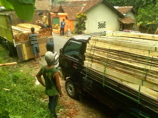 Jual Kayu: Kayu Bekisting, Kaso, Balok, Papan dan Reng
