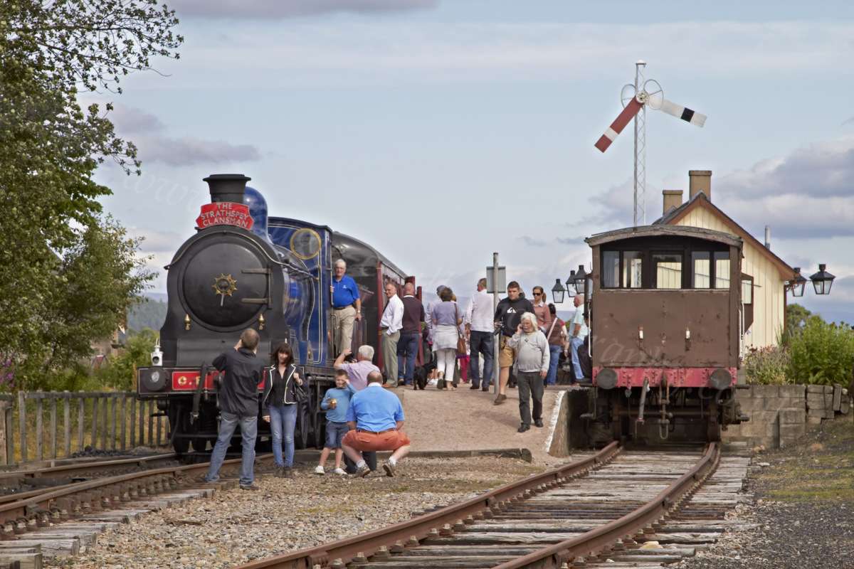 Dougie Coull Photography: Strathspey Railway - Broomhill Station