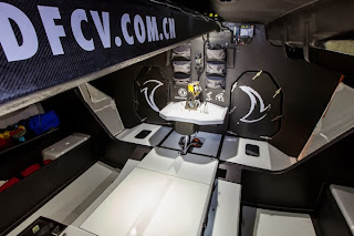 Images / Le nouveau VO65 Team Dongfeng en détails, sous l'oeil de Ian ...