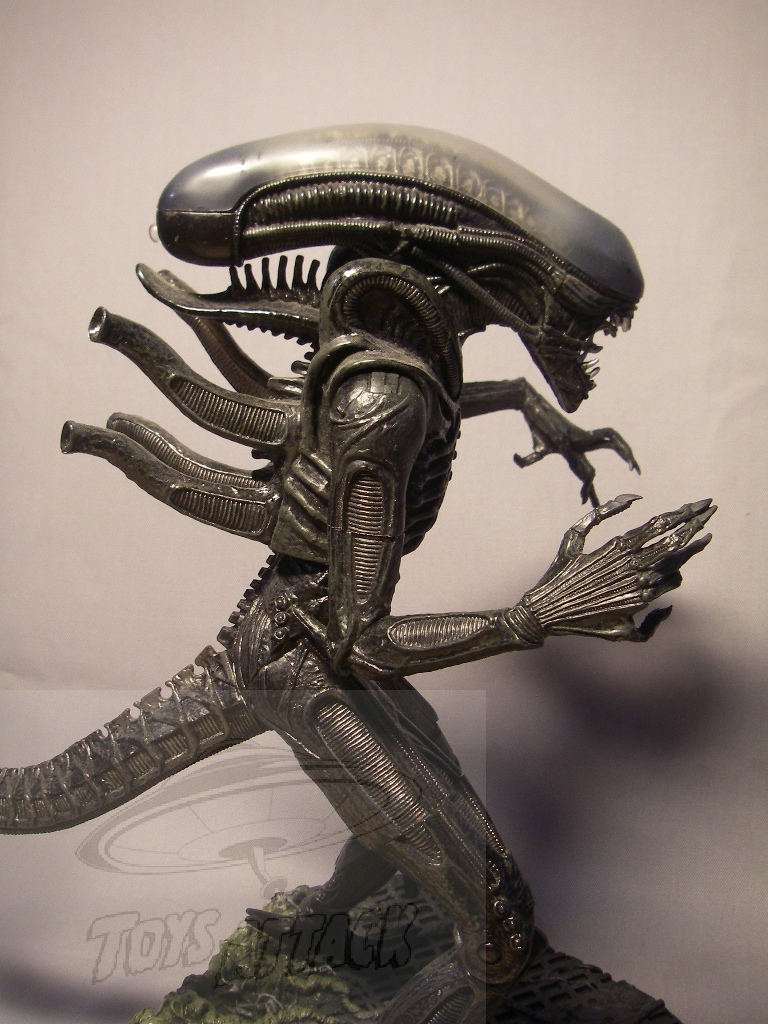 MC FARLANE TOYS ALIEN & PREDATOR 12 INCH FIGURE