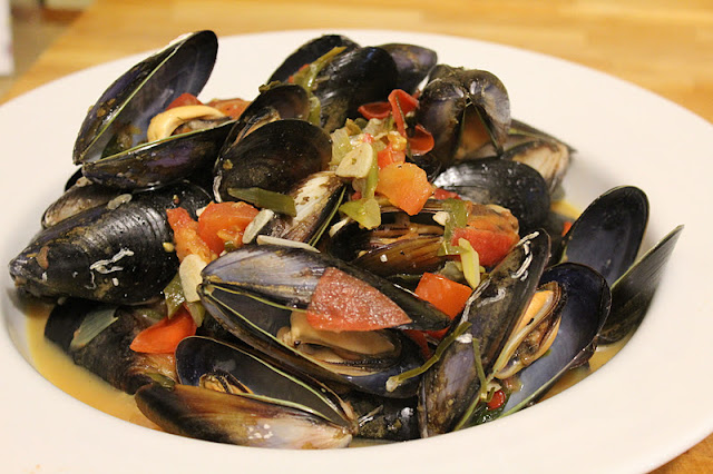 a dash of flavour: Mussels with Tomatoes and Chilli