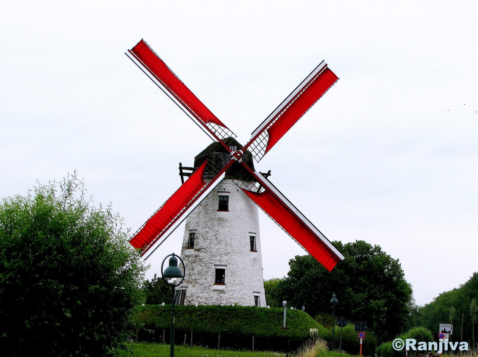 Un Moulin à Vent à Damme Belgique Paysages Et Fleurs Au Fil De Leau