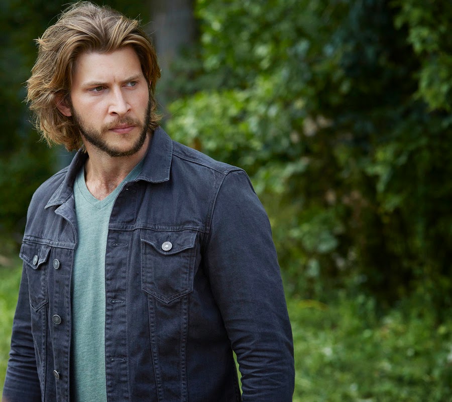 Laura Vandervoort: Bitten Season 2: Syfy's Promotional Poster, Photos ...