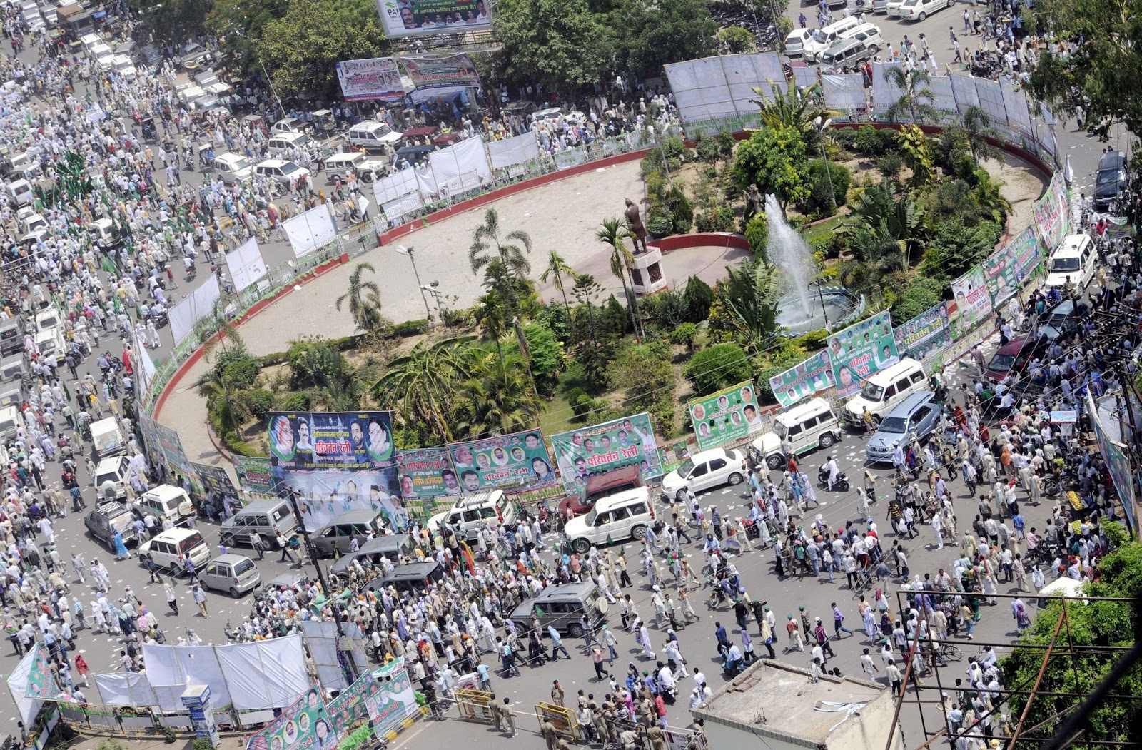 View Patna: RJD supporters beat scorching sun and soaring mercury