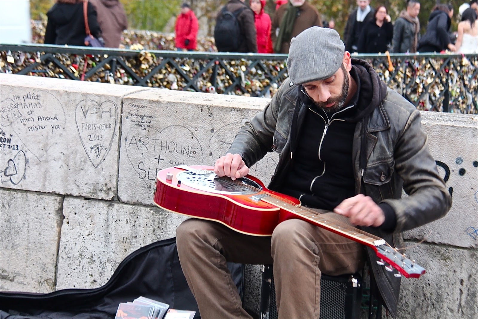 Paris Through My Lens: Musicien de rue de Paris