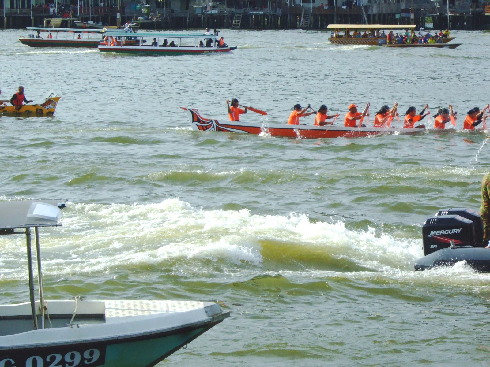 Lumba Perahu Kayuh dan Lumba Perahu "Tambang"