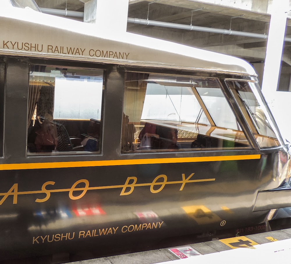 雨中散步的貓: 日本九州--阿蘇男孩號列車! 沒看過那麼可愛的火車啦~~ (ASO BOY)